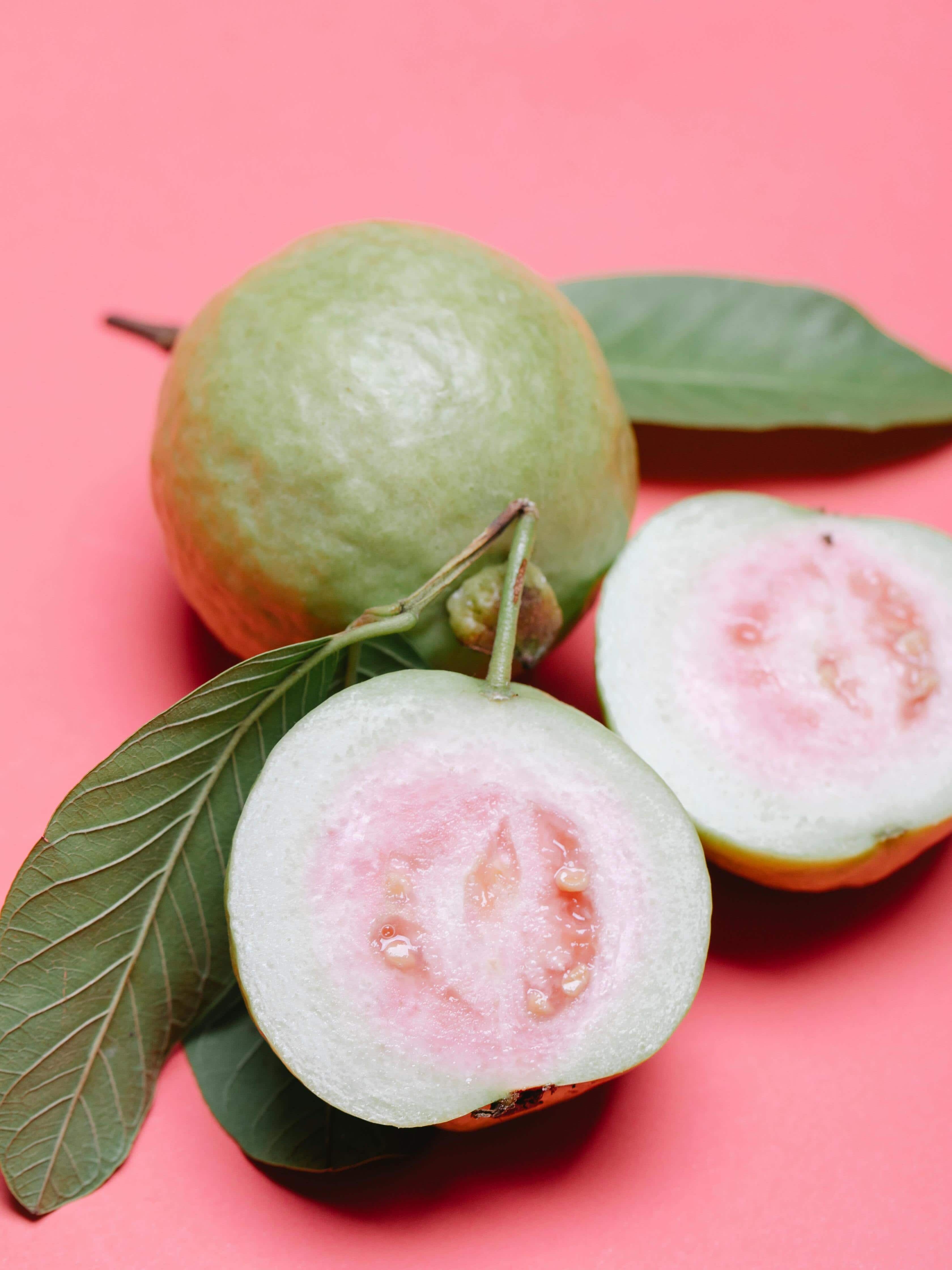 6 Amazing Benefits of Guava Fruit and Leaves