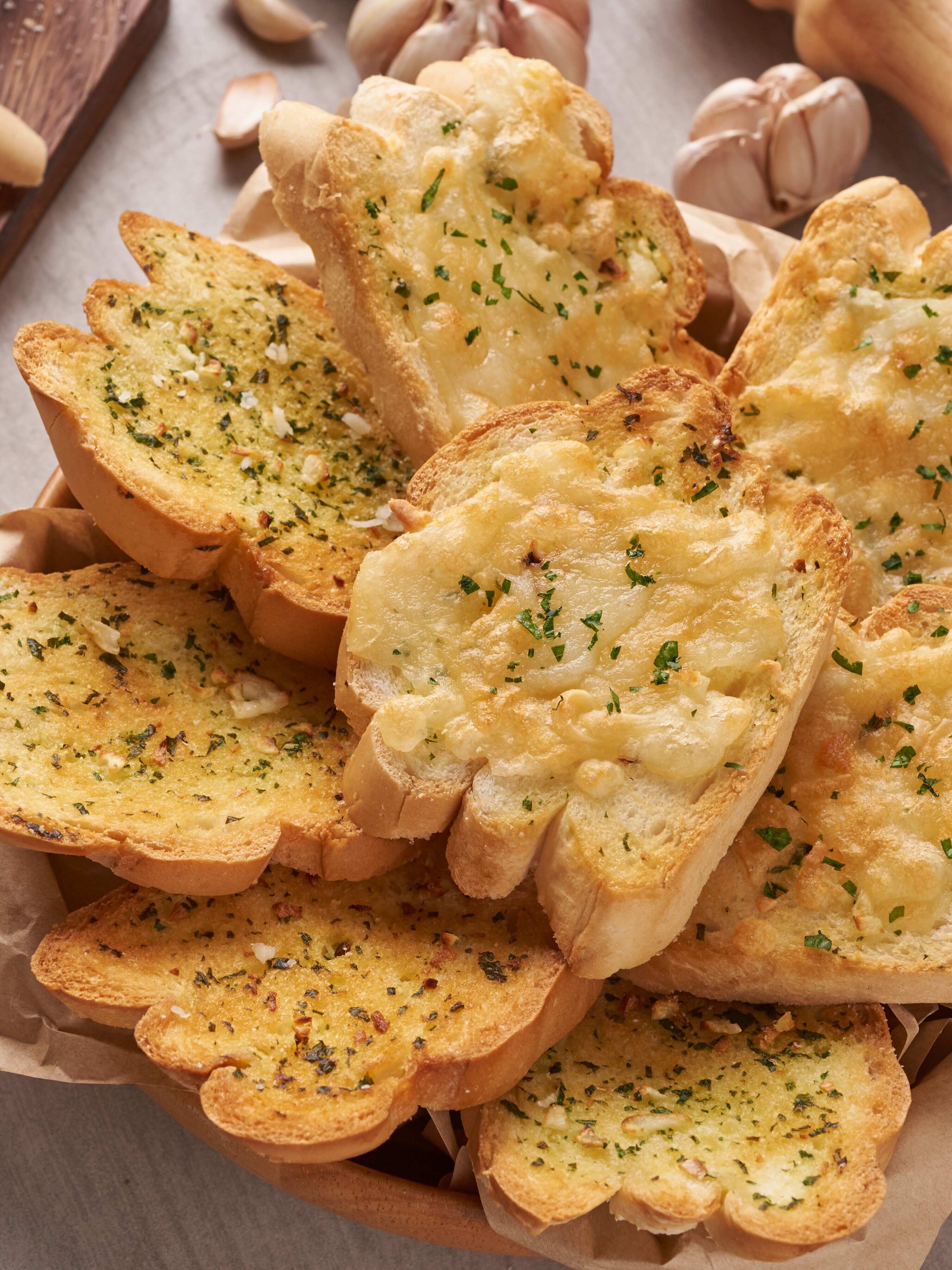 10-Minute Garlic Bread Recipe for Quick Snacks