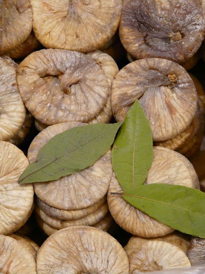 6 Reasons Why One Must Eat One Soaked Anjeer Everyday