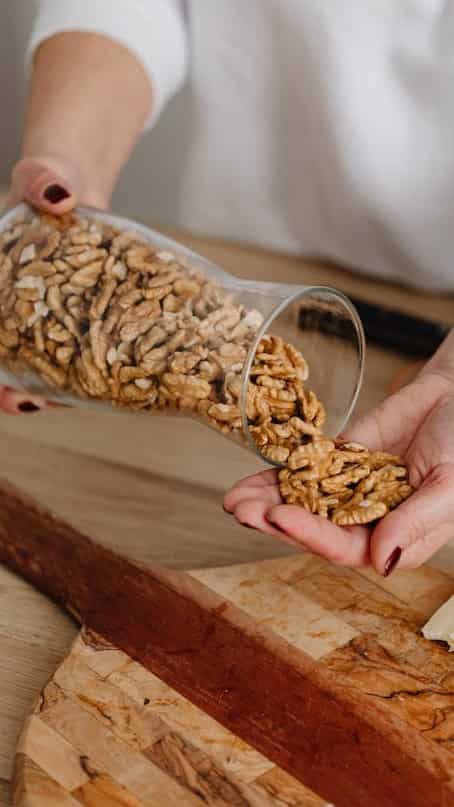 6 Benefits of Eating Soaked Walnuts