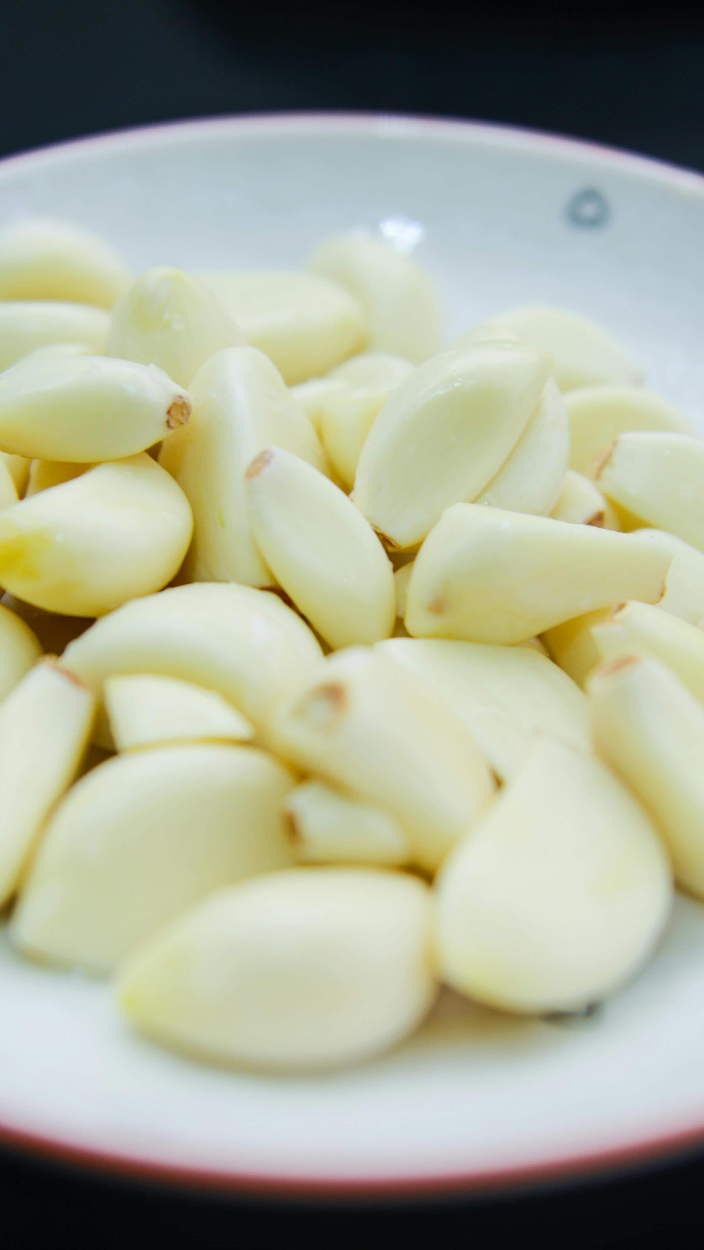 5 Compelling Reasons to Start Eating 1 Raw Garlic Clove Daily