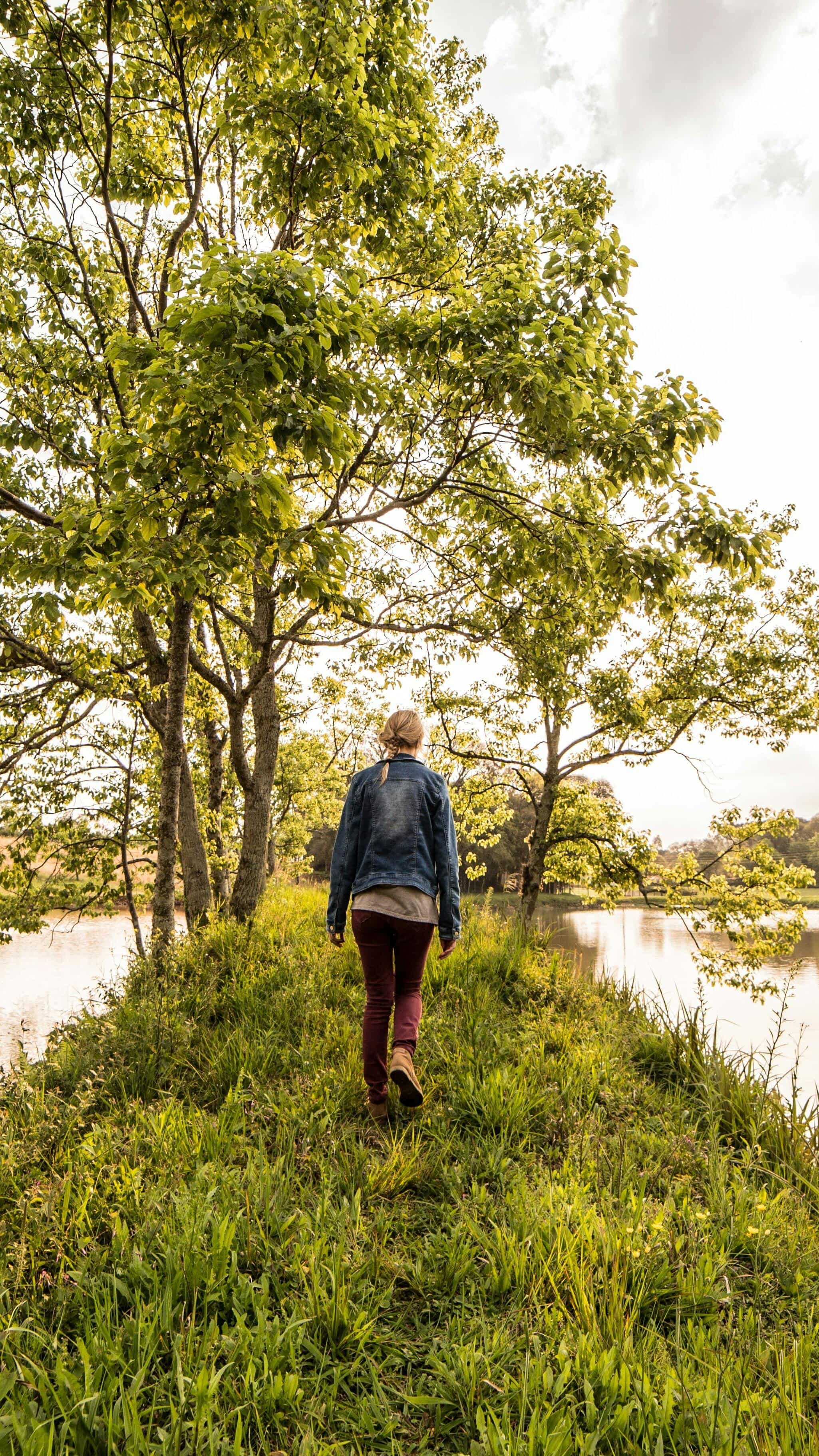 5 Health Benefits of Walking Backwards
