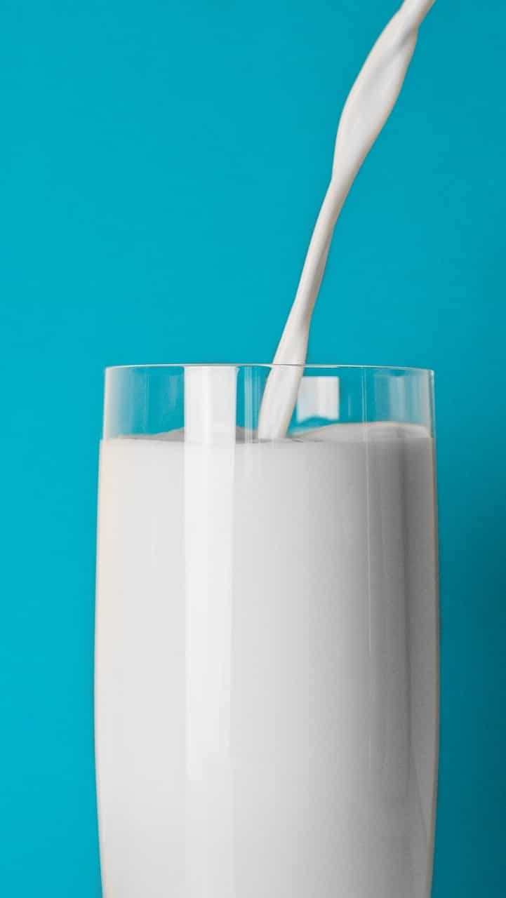 6 Benefits of Drinking Cold Milk in The Morning