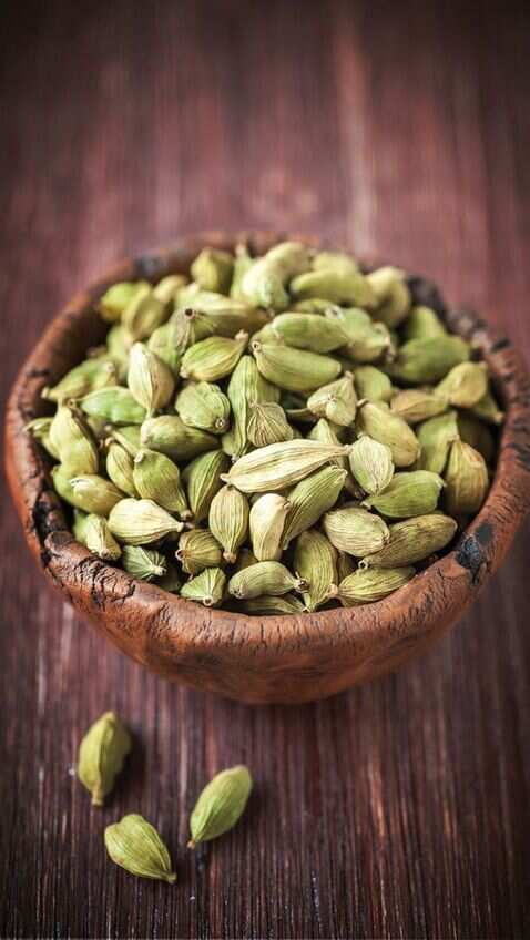 5 Benefits of Chewing Green Cardamom After Meals