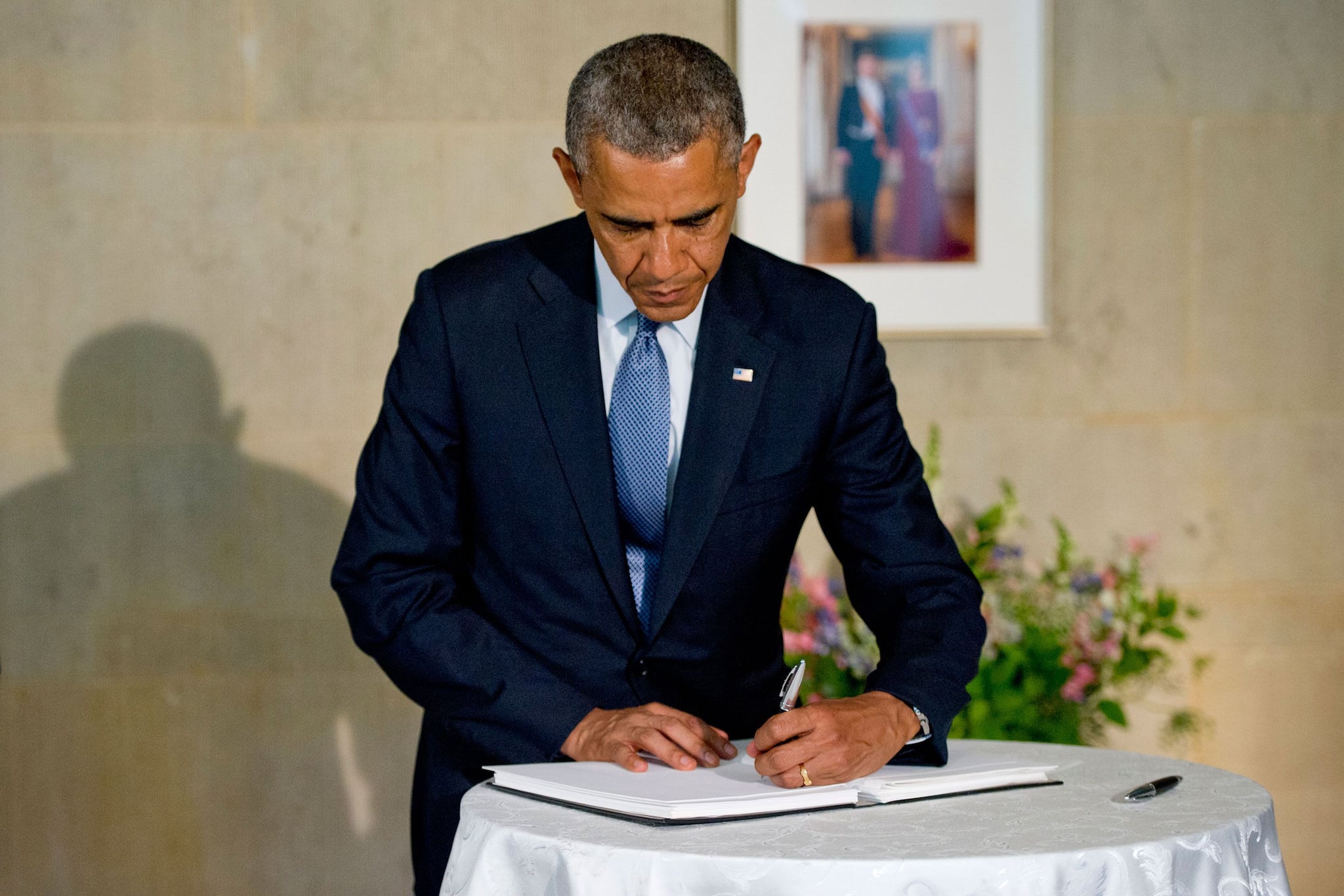 8 Famous People Who Are Left-Handed